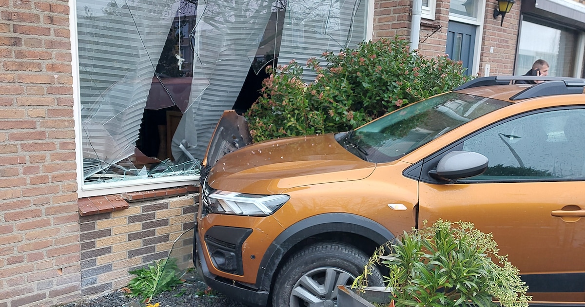 Vrouw (60) die met auto tegen gevel in Hoogerhei­de reed, had te veel ...