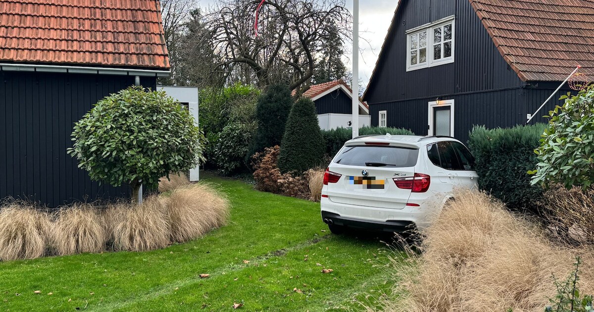 Vrouw raakt met auto van de weg, rijdt dwars door voortuin en komt in haag tot stilstand in Beek ...