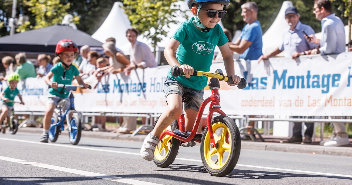 Tijs (3) racet op zijn loopfiets als een malle naar de finish tijdens ...