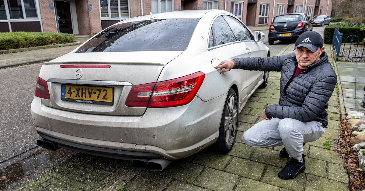 Met gladde praatjes verkoopt Daan auto’s waar van alles aan mankeert ...