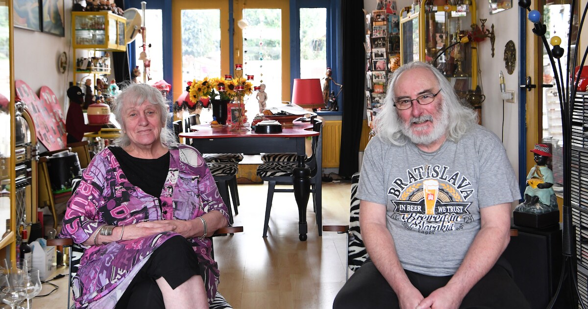 Nigel en Ellie vertellen graag over hun buitgemaakte souvenirs: ‘We ...