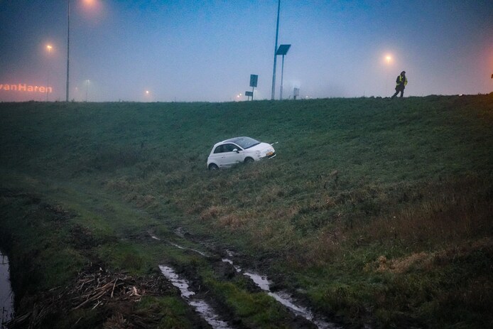 Automobiliste verliest macht over het stuur en belandt onderaan talud in Waalwijk | Waalwijk ...