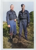 Zoon van omgekomen piloot krijgt na tachtig jaar foto’s van neergestort ...