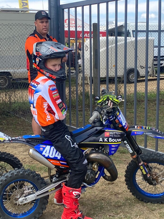 Kenzo (10) uit Zegge zat op zijn derde al op de motor en straalt nu op ...