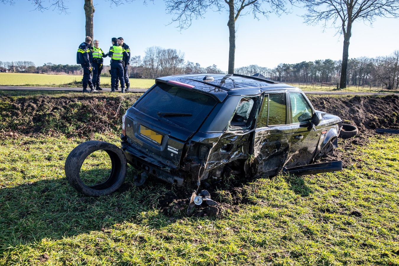 Automobilist raakt gewond bij botsing tegen drie bomen in Rucphen ...