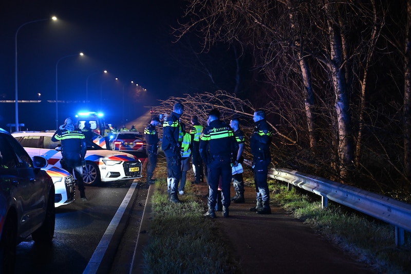 Achtervolging met snelheden tot 230 km/u eindigt met crash over de ...