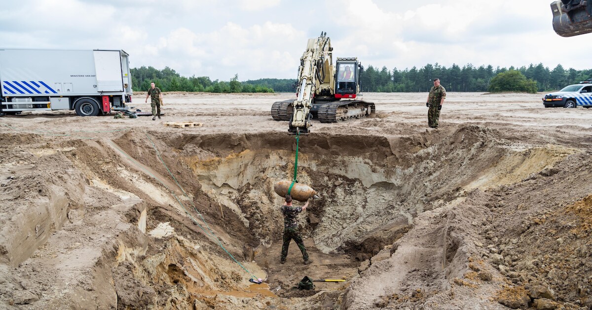 Zo gevaarlijk is een explosief in de grond niet: ‘Lekker laten zitten ...