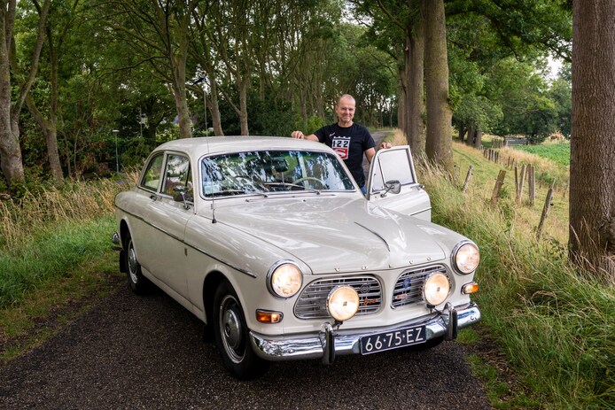 Peter reed met zijn Volvo Amazon 80 kilometer per uur in zijn garage ...