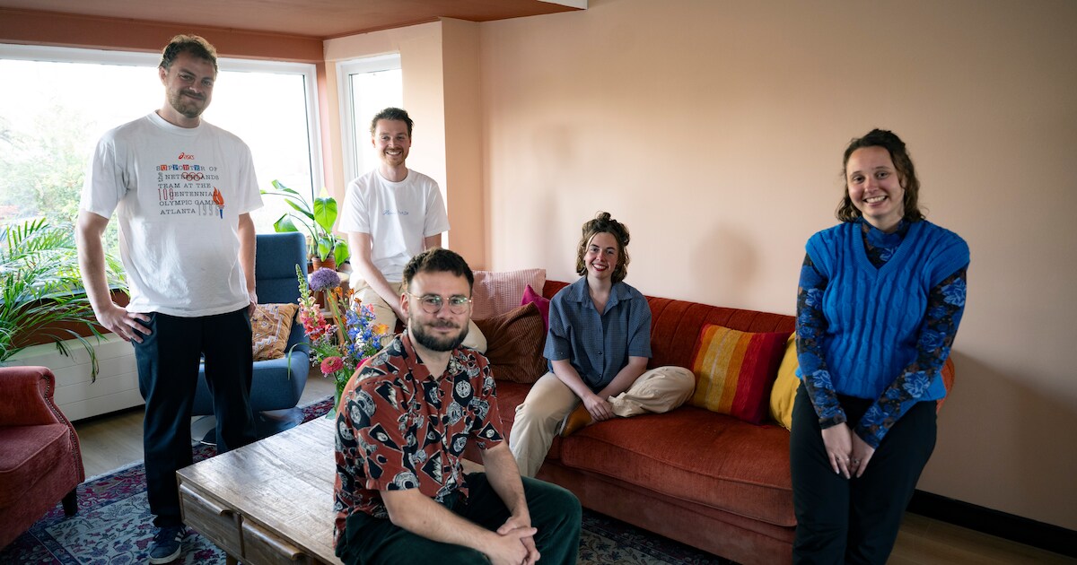 Vijf vrienden kopen samen een huis dat ze afzonderlijk nooit hadden ...