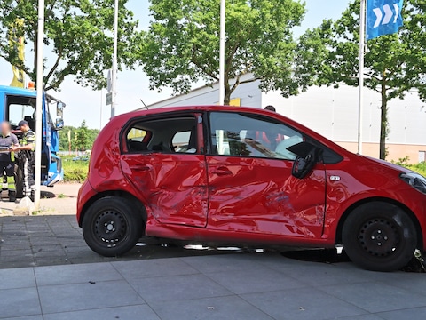 Automobilist met spoed naar ziekenhuis na botsing met vrachtwagen in ...