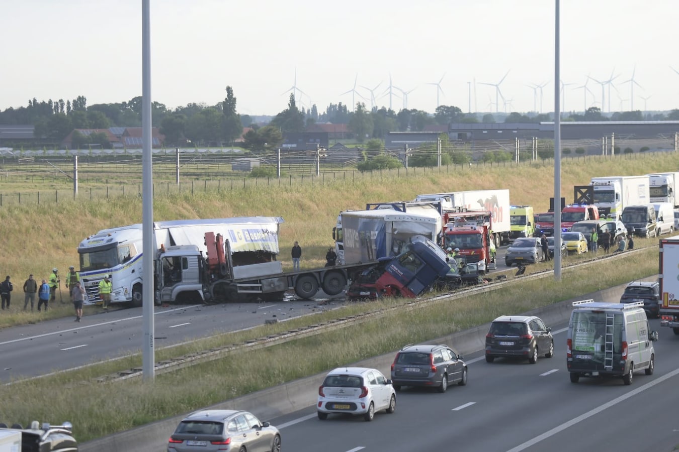 Drie vrachtwagens en auto botsen op E19: rijstrook urenlang dicht door lading wortels op asfalt ...