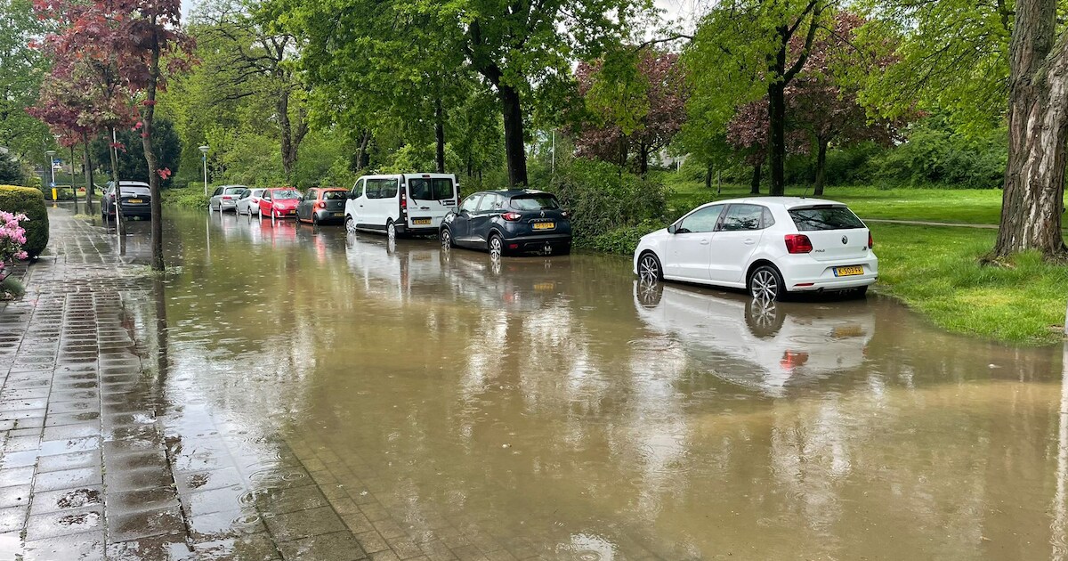 Straten onder water in Brabant na fikse regenbuien, code geel tot 20.00 uur | Brabant | BN DeStem.nl