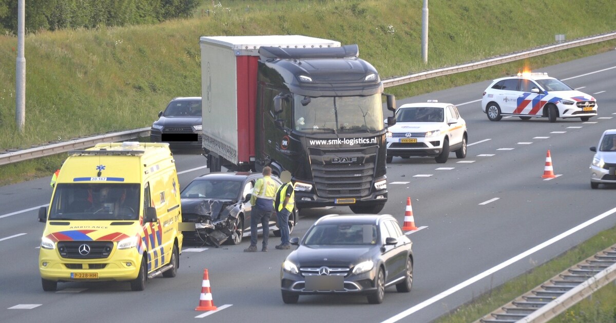 Botsing tussen vrachtwagen en auto op A16 bij Breda | 112 nieuws Breda | BN DeStem.nl
