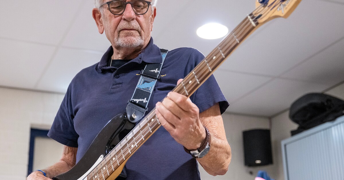 Cees (79) pakt nog graag de bas op in The Rivals Band: ‘De liefde voor ...