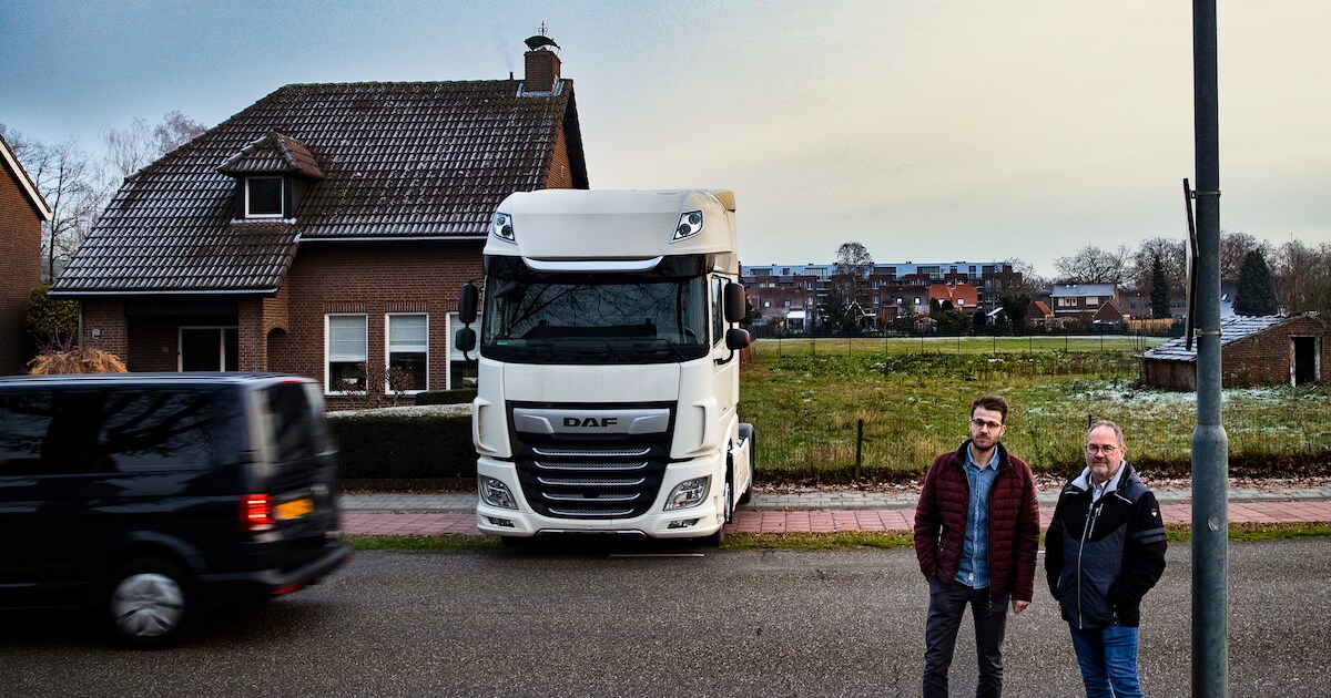 Gezin schrikt zich rot: er komt een transportweg langs hun huis en tuin ...