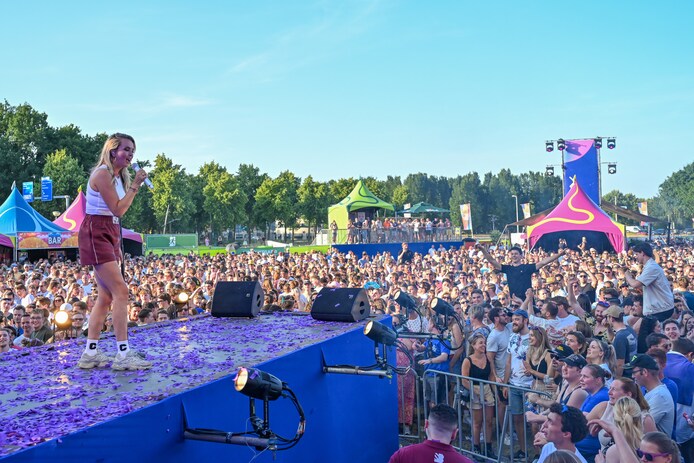 Festivalgangers trotseren verzengende hitte op Just Dance: gratis water ...