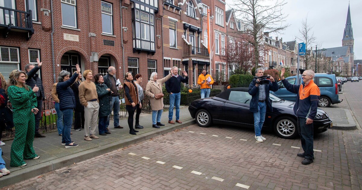 Pakketbezorger Hans stopt ermee en krijgt tranen in zijn ogen als ...