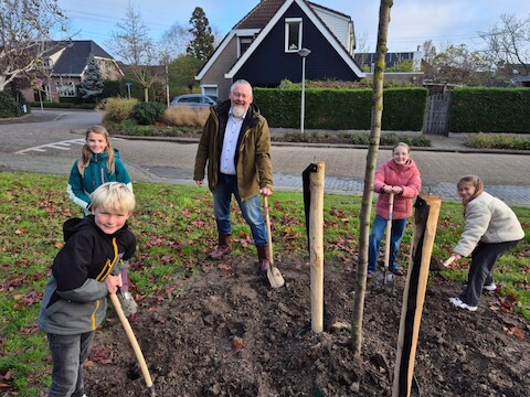 Kinderen planten bomen en struiken tijdens Boomfeestdag in Hoeksche ...