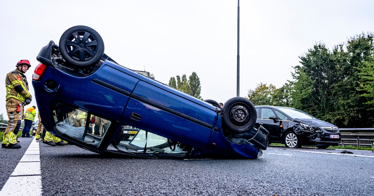 Auto belandt op dak op A27 bij knooppunt Hooipolder | Regio | BN DeStem.nl
