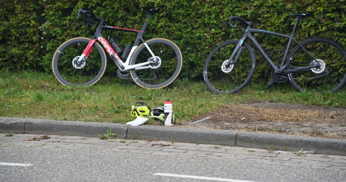 Wielrenner vliegt uit de bocht en valt tegen vrachtwagen aan in Waspik ...