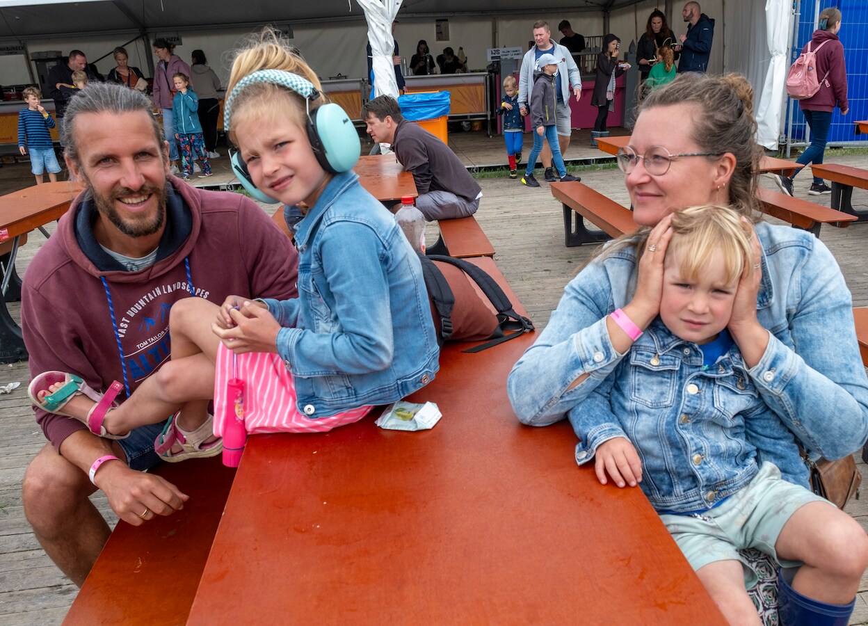 Al vele jaren reist de Zeeuwse familie Adriaanse langs crossvelden door ...