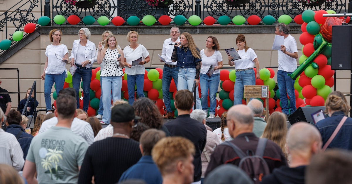 Jong en oud zingt uit volle borst tijdens De Markt Zingt | Regio | BN ...