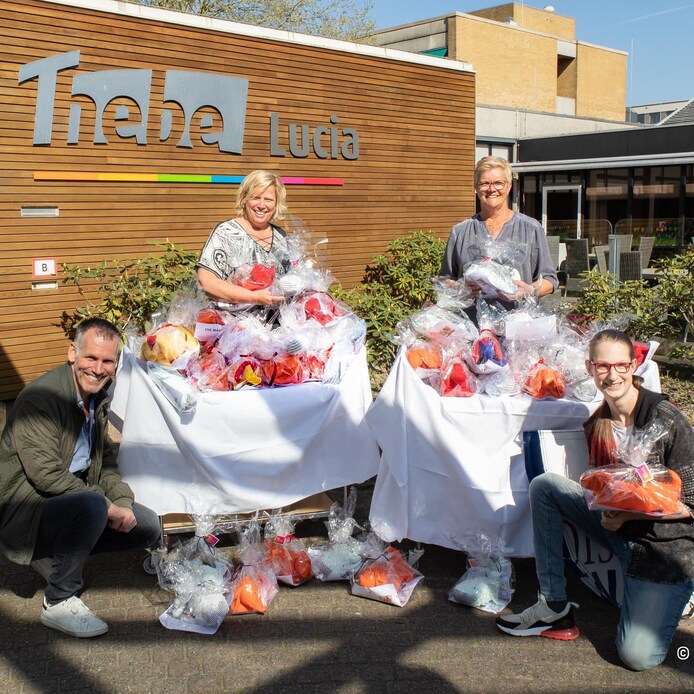 Bredase stichting Nora Werkt laat knuffels achter bij woonzorgcentrum ...