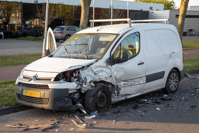 Auto en bestelbusje botsen in Roosendaal: bestuurder gewond, voertuigen zwaar beschadigd ...