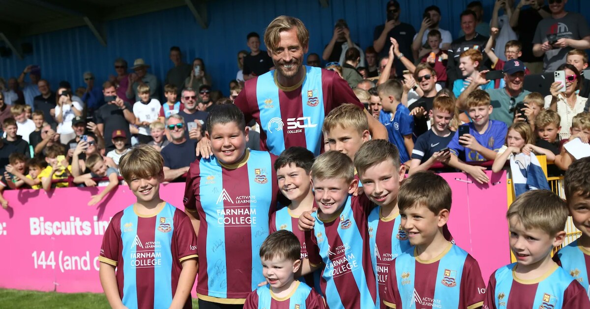 Peter Crouch (2,01 meter) verliest weddenschap en moet met piepjonge ...