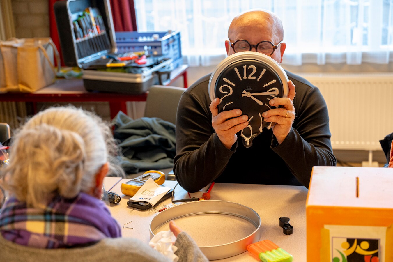 Gouden handjes wapperen bij reparatiecafé: ‘Die mannen vinden het ...