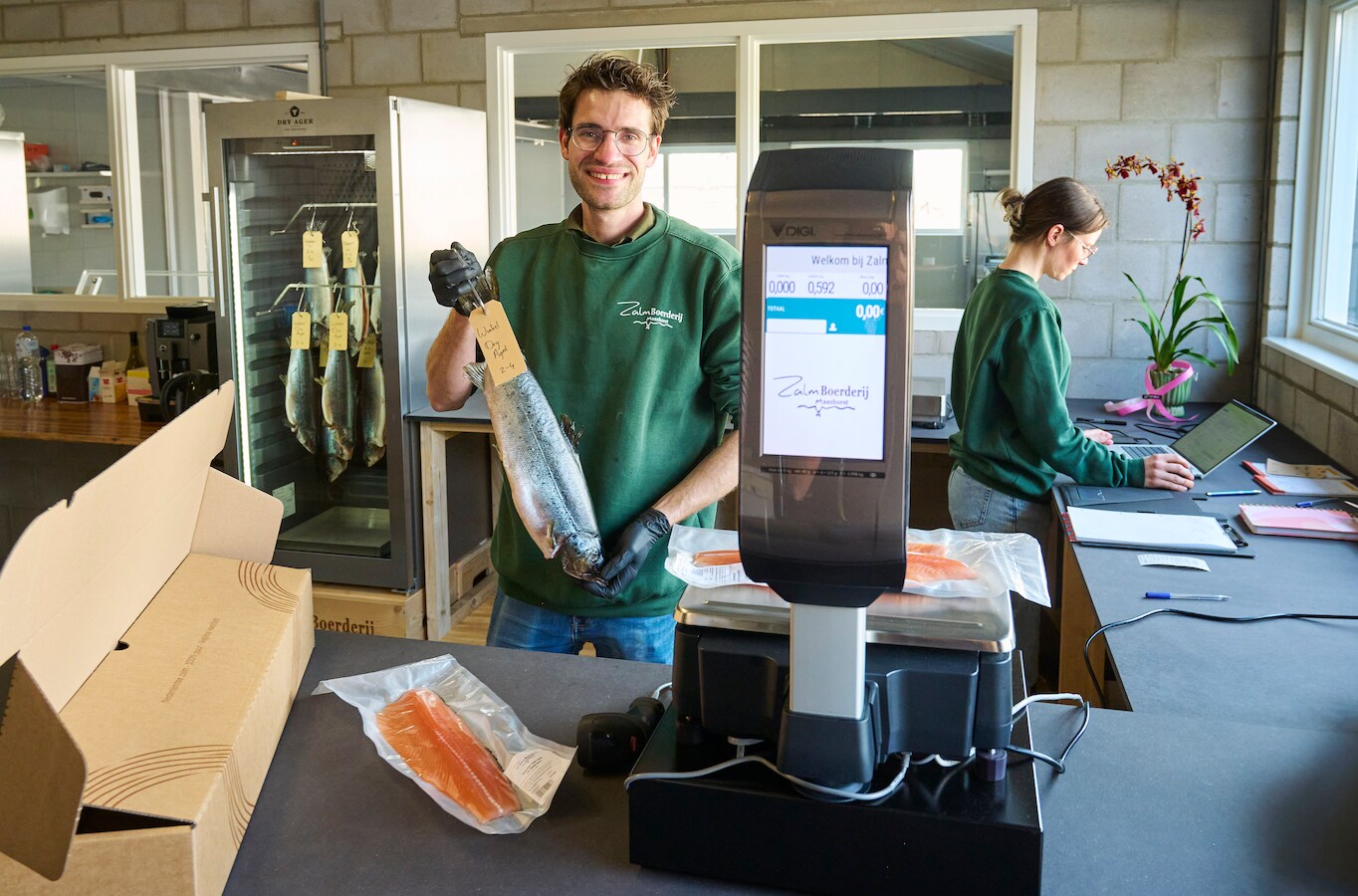 Rob kweekt 70.000 zalmen per jaar, en die kunt u ook kopen: ‘Deze kun ...