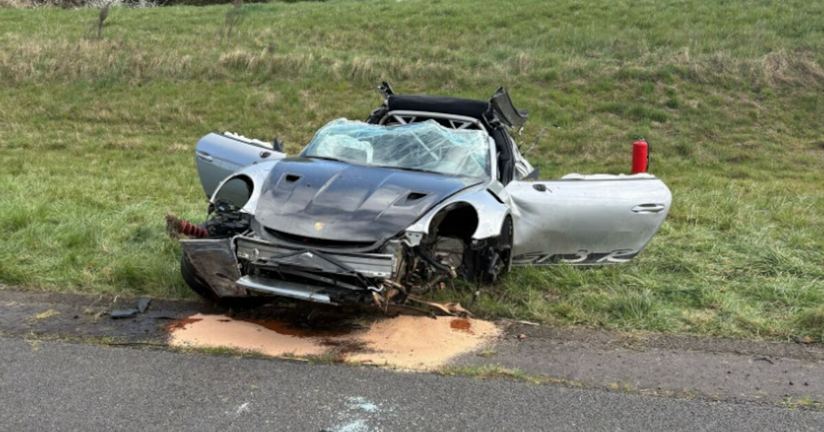 Porsche helemaal in de kreukels na crash op de A4 bij Woensdrecht ...