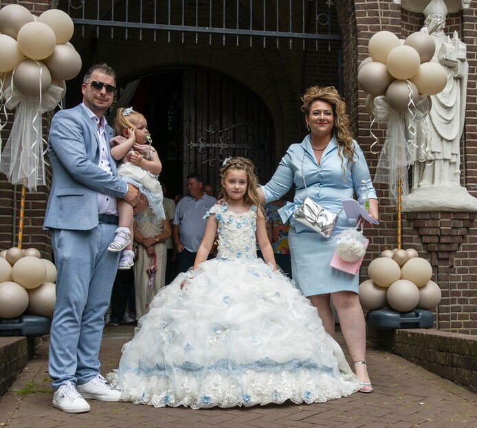 Bijzondere entree in Sint Willebrord: Lamborghini, McLaren en motorclub ...