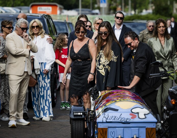 Dit was het afscheid van Jonnie Boer: met motor en per boot in kist vol ...