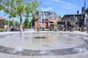 De ene fontein is een waterwalhalla, de andere een ‘betonnen steenpuist ...