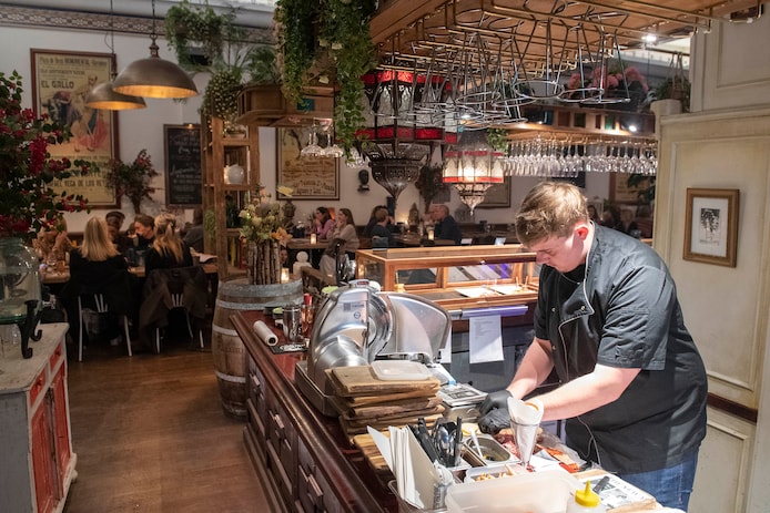 Ook in de winter hangt er een fijne Spaanse sfeer bij restaurant ...