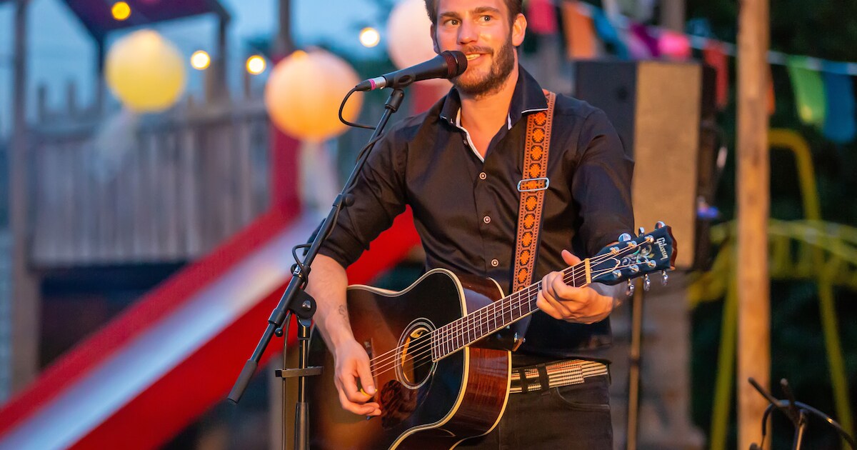 Na maanden weer eerste liveoptreden voor Tim Akkerman bij Gastel Sfeer ...