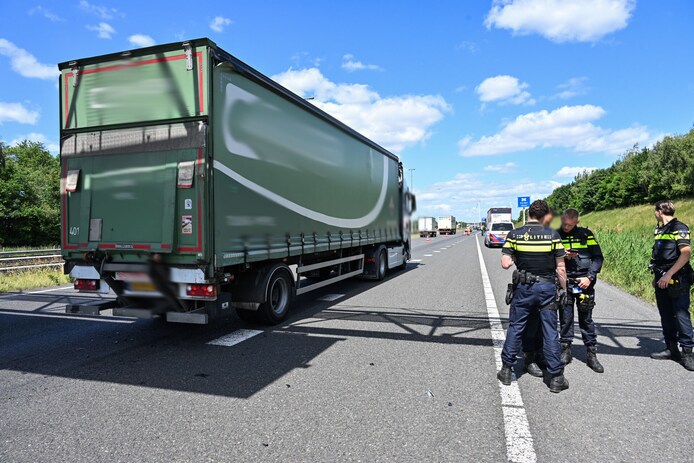 Vrachtwagens botsen op A16 bij Breda, rijstrook was poos afgesloten ...