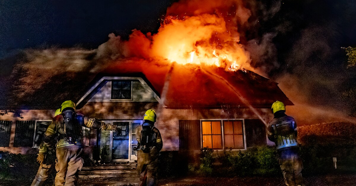 Zeer grote brand in woning met rieten dak in Dussen | Oosterhout ...