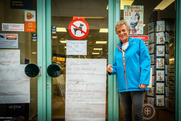 Simone (45) hangt opvallende tekst bij haar tabakszaak: ‘Schooiers geen ...