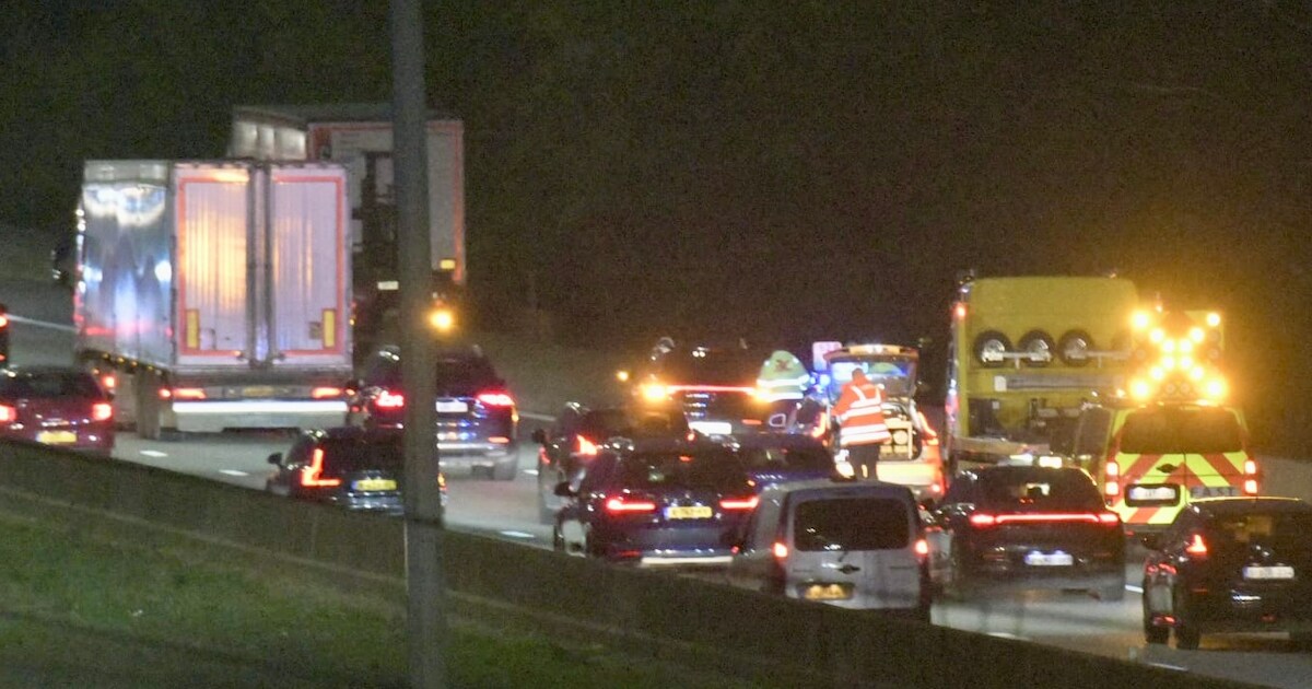 Vijf gewonden bij ernstige kettingbotsing met 12 vrachtwagens op E19 ...