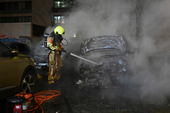 Twee auto's volledig uitgebrand in Breda, politie houdt rekening met ...