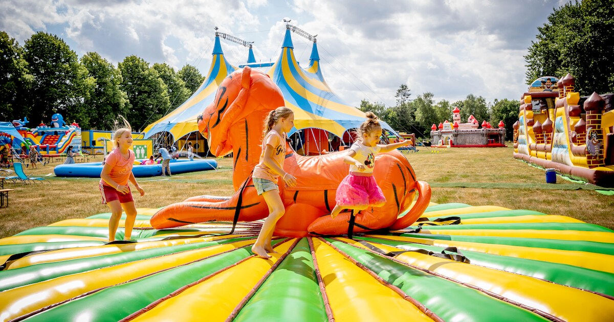 Springen op sloot aan kussens in Oosterhouts Slotjespark | Oosterhout ...