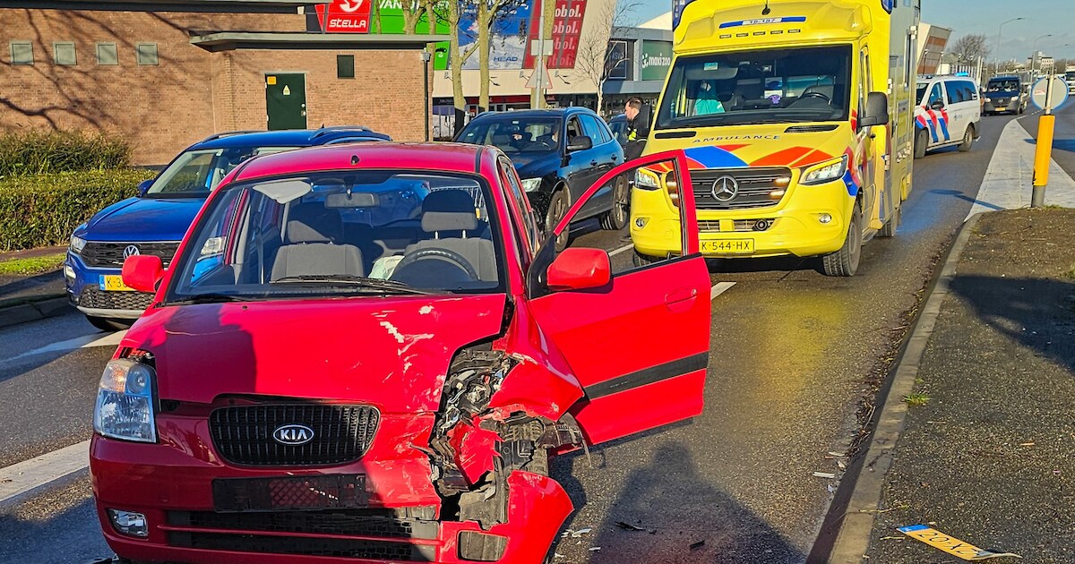 Auto in de kreukels na ongeluk, ambulance opgeroepen | Dordrecht ...