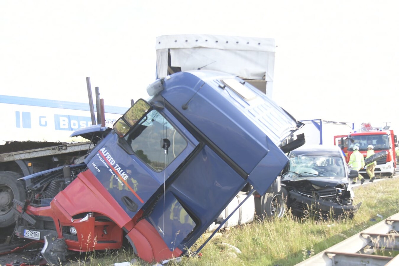 Drie vrachtwagens en auto botsen op E19: rijstrook urenlang dicht door lading wortels op asfalt ...