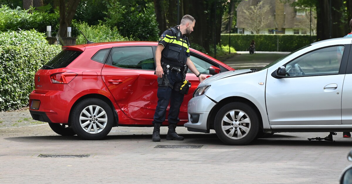 Twee auto's raken beschadigd na botsing op kruising in Breda | 112 nieuws Breda | bndestem.nl
