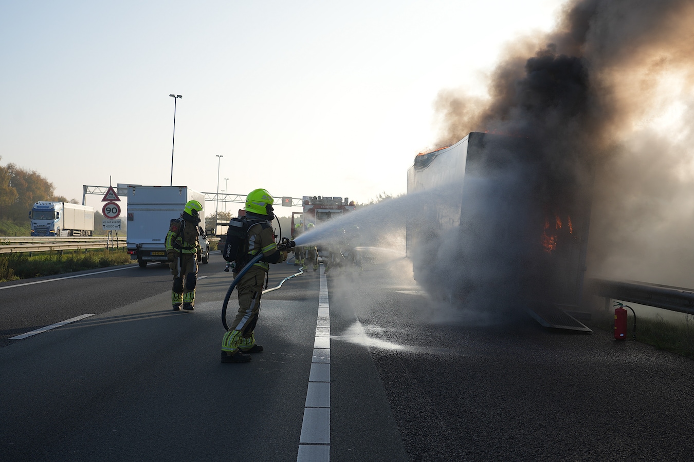 Vrachtwa­gen in brand op A58 bij Tilburg: chauffeur handelt snel en ...