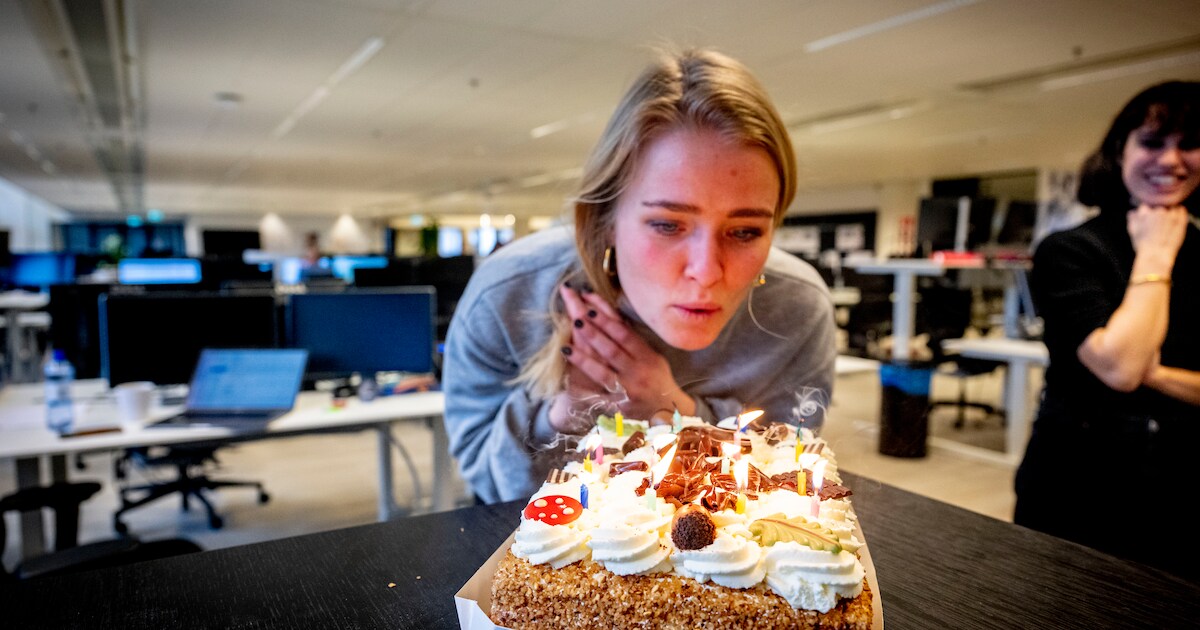 Gaat gebakje op de werkvloer in de ban? ‘Net zo schadelijk als meeroken ...