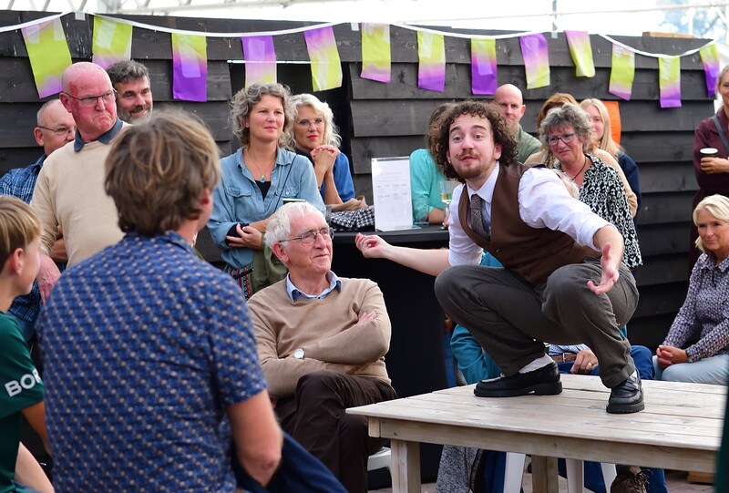 Excentrieke voorstelling in tuincentrum roept gemengde emoties op bij ...