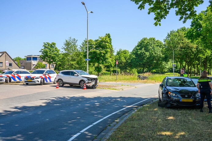 Auto fors beschadigd door botsing op kruising bij Dwarsdijk en Emerparklaan in Breda | Breda ...